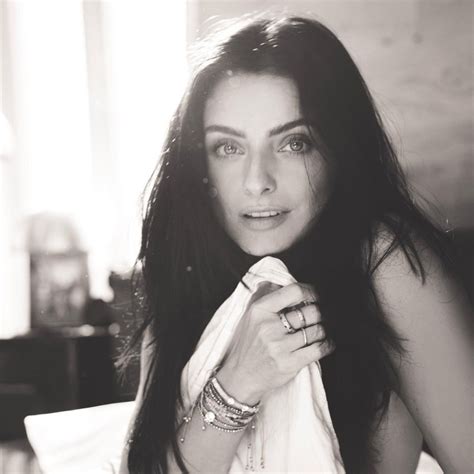 Aislinn Derbez Levanta Pasiones Desnuda En Su Cama Pero A Alguien No