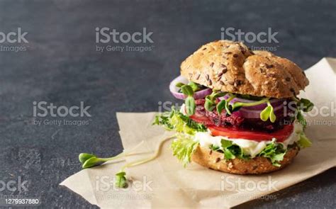 Burger Vegan Dengan Potongan Daging Lebah Dan Hijau Mikro Di Latar
