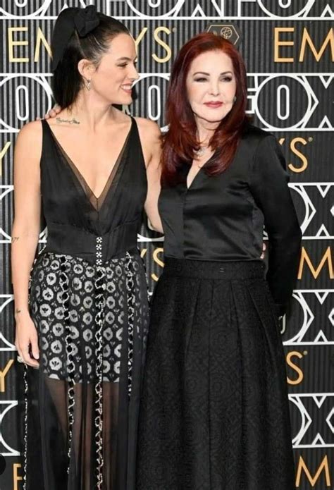 Бабушка и внучка а выглядят ровесницами 78 летняя жена Элвиса Пресли вышла в свет с внучкой