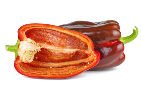 Pimentas De Sino Doce Escuro Vermelhas Cortadas E Inteiras Foto De Stock Imagem De Pimenta