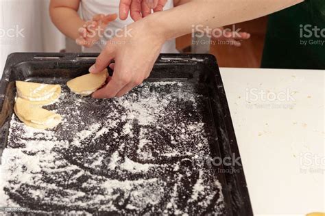 부엌에서 행복한 가족 아빠와 아들이 반죽을 준비하고 쿠키를 구우습니다 홈 인테리어캐주얼 라이프 스타일 예쁜 아이 휴일 개념 롤링 핀 쿠키 커터와 반죽 가정 주방에 대한 스톡