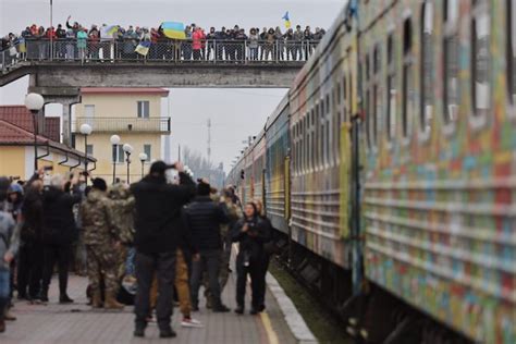 გათავისუფლებულ ხერსონში ომის დაწყების შემდეგ კიევიდან პირველი მატარებელი ჩავიდა