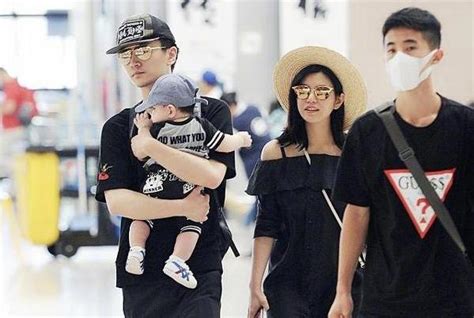 陈妍希陈晓带儿子首亮相，黑裙的小龙女身材被批