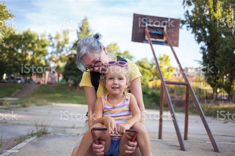 할머니 과 손녀 재생 옥외 2 3 살에 대한 스톡 사진 및 기타 이미지 2 3 살 2명 50 54세 Istock