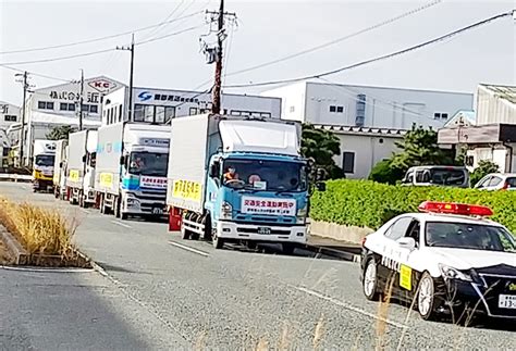 トラック6台車体に横断幕掲示 東日新聞