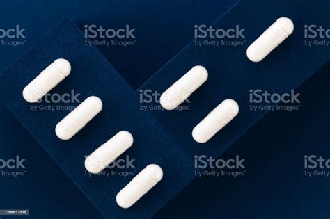 5 Htp 캡슐의 클로즈업 식이 개념 규정식 보충 교재 Topview 0명에 대한 스톡 사진 및 기타 이미지 0명