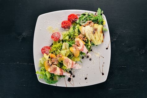 베이컨 아보카도 토마토와 신선한 샐러드입니다 에 나무 배경 최고의 볼 수 있습니다 공간에 복사 합니다 굽기에 대한 스톡 사진 및