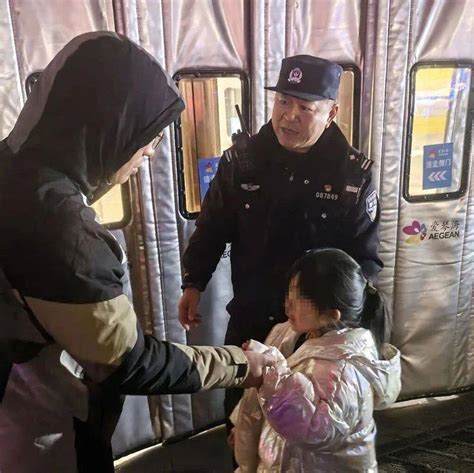 “双争”有我丨遵化民警半小时帮走丢女孩找到爸爸孩子华明路巡逻