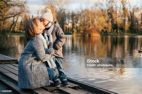 엄마와 아이가을 공원에서 포옹 호수 근처 재미 휴식 인생을 즐기는 엄마와 함께 행복 한 아들 어머니의 날 가족 공원에 깨어입니다 2명에 대한 스톡 사진 및 기타 이미지