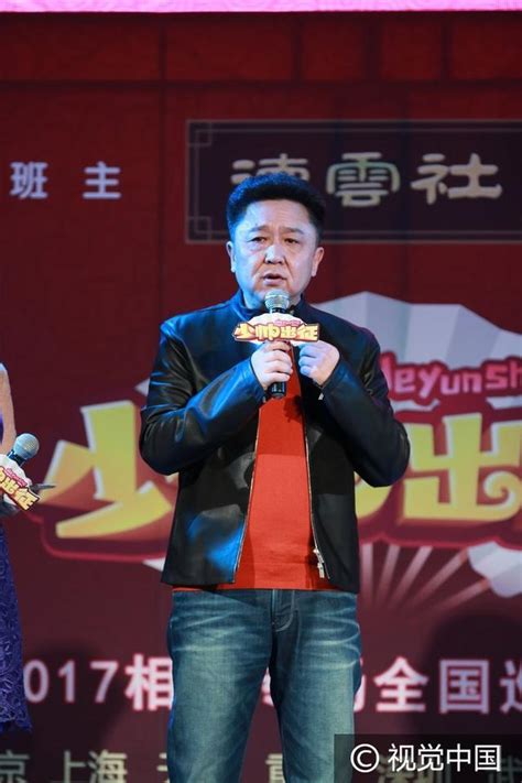 郭德綱揮毫潑墨為兒子題字 郭麒麟獲女粉絲送抱人氣旺 每日頭條