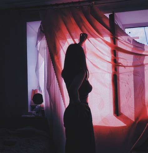 Femme Debout à Côté De La Fenêtre Avec Un Rideau Photo Photo