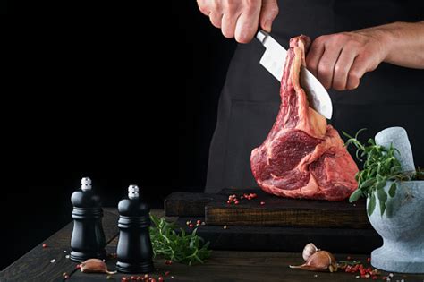 Koki Memotong Daging Sapi Steak Tangan Mans Memegang Steak Mentah