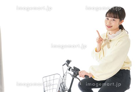 自転車に乗る若い女性の写真素材 145022094 イメージマート