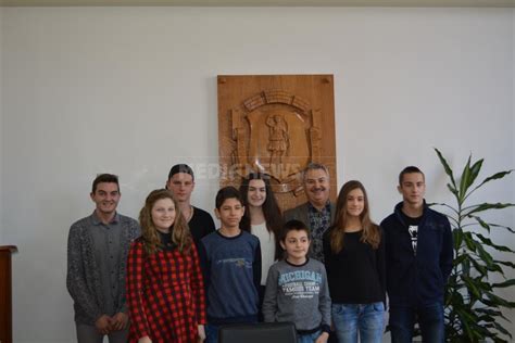 Зарадваха с Коледни стипендии талантливи деца от Монтана