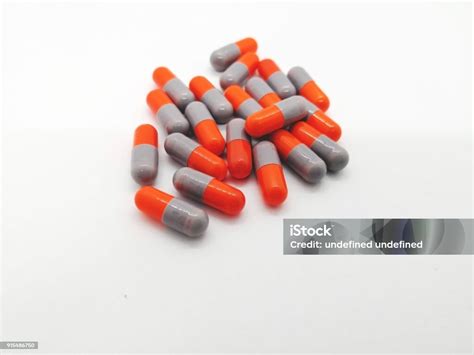 약물 치료 및 건강 관리 개념입니다 세 팔 렉 신 250 Mg 박테리아에 의해 발생 하는 심각한 감염을 치료 하는 데 사용 하는 흰색 배경에 고립의 많은 회색 오렌지 캡슐