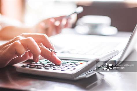 金融 女商人 贷款 计算器 文档正版图片素材