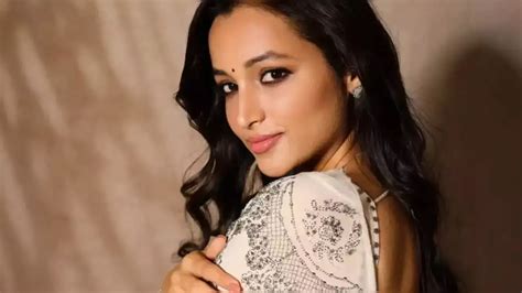 ఆ హీరోల కోసం రెండు షిఫ్టుల్లో పని చేస్తా Srinidhi Shetty Ready To