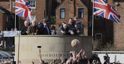 올해의 슈로브타이드 중세 축구 시작