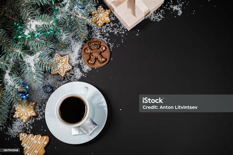 크리스마스와 새해 장식 구성 텍스트의 장소가 있는 어두운 배경의 모피 나뭇가지 의 상단 보기입니다 마시멜로 진저 브레드