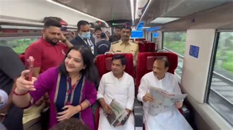 वंदे भारत ट्रेनमध्ये अजितदादांचीच हवा प्रवाशांसोबत निवांत गप्पा आणि