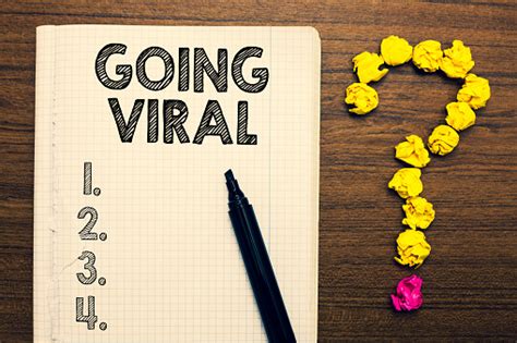 단어 쓰기 텍스트가 바이러스입니다 비디오 이미지 또는 링크를 인구 노트북 마커를 통해 빠르게 확산에 대 한 비즈니스 개념 구겨진 종이 물음표 나무 배경 형성 에 대한