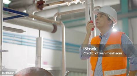 아시아 남성 안전 책임자 또는 관리자 요소 또는 유지 보수 엔지니어 또는 기술자 또는 생산 라인 작업자 도자기 하드 모자 및