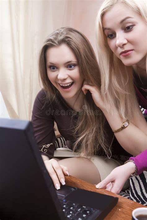 Estilo De Vida Juvenil Duas Boas E Positivas Namoradas Caucaisanas