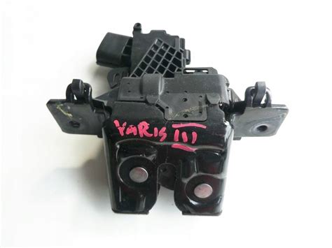ZAMEK TYLNEJ KLAPY TOYOTA YARIS III 2011 2014 ROK 12970395776