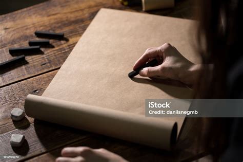 빈 시트에 작가의 클로즈업 보기 손은 연필을 들고 그립니다 드로잉 과 창의성 개념 가구에 대한 스톡 사진 및 기타 이미지