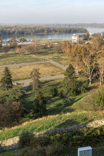 베오그라드 요새 Kalemegdan 공원 사바 강과 다뉴브 베오그라드 세르비아의 도시에서의 일몰 전경 강에 대한 스톡 사진 및
