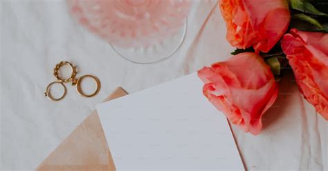 장미 상자와 반지 사진 Unsplash의 꽃 이미지