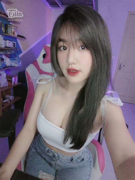 [cÓ Link] Nữ Streamer Khoe Vùng Nhạy Cảm ướt át Trên Livestream