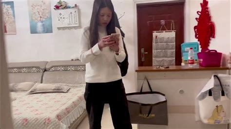 小伙出差四天提前回家，不小心把媳妇抓了个现行，看她如何狡辩 Youtube