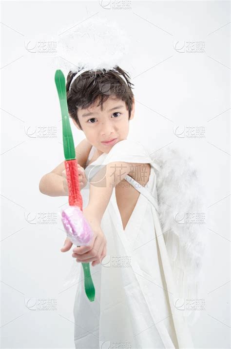 男孩丘比特接力赛机翼肖像垂直画幅小的可爱的天使拿着素材 花瓣网