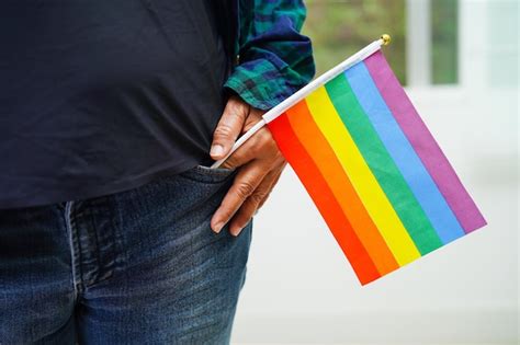 6월에 무지개 깃발 Lgbt 상징 권리와 성 평등 Lgbt 프라이드의 달을 가진 아시아 여성 프리미엄 사진