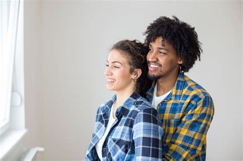 Interracial 커플 20 24세에 대한 스톡 사진 및 기타 이미지 20 24세 20 29세 25 29세 Istock