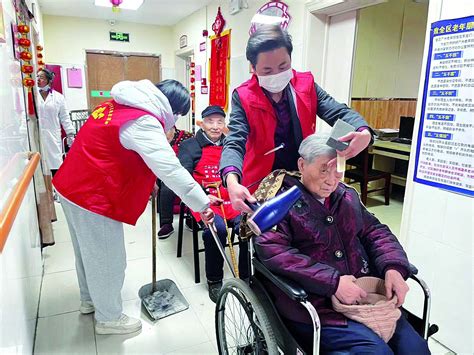 志愿者看望慰问养老院老人