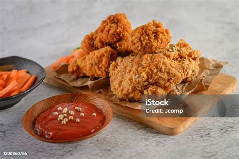 토마토 소스와 당근도마에 바삭바삭한 프라이드 치킨 선택적 초점 0명에 대한 스톡 사진 및 기타 이미지 0명 가금류 건강한