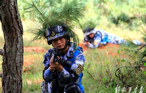 头上长草弱爆了 请看女兵丛林伪装 组图 图片中国 中国网