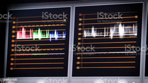 텔 레 컨트롤러 컴퓨터의 흐릿한 이미지 모니터 표시 또는 포스트 생산 과정에서 영화 또는 비디오 영화에서 색상 톤의 그래프를 보여 0명에 대한 스톡 사진 및 기타 이미지