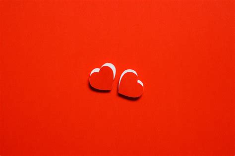 발렌타인 데이 배경 디자인의 경우 진홍색 배경에 작은 하트 모양의 빨간색과 흰색 종이 모양의 종이 컷의 상단 보기플랫 평지 복사 공간 개념에 대한 스톡 사진 및 기타 이미지