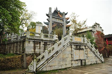 2024进入拆迁工地，远远看见这个门楼，走进一看，是有名的福泉山，5元门票，西芹不感兴趣，我和百合进去了福泉山 评论 去哪儿攻略