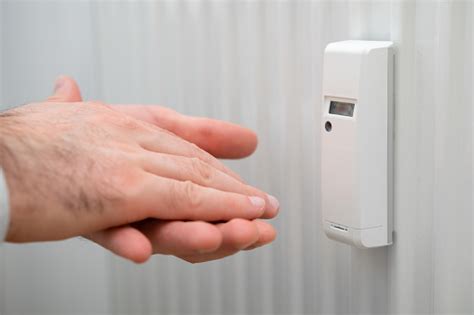 배터리 열 미터와 사람의 손은 차가운 배터리를 보여줍니다 난방 및 에너지 가격 상승 가격에 대한 스톡 사진 및 기타 이미지 가격 가정용 장비 경제 Istock