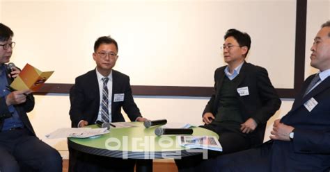 포토 포용적 금융을 위한 서민금융의 역할을 주제로 토론하는 패널들