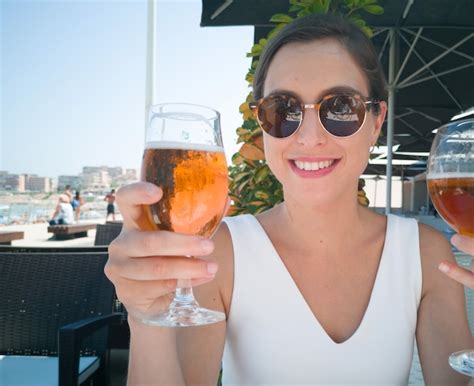 Joven Mujer Bonita Tomando Una Cerveza En Un Restaurante Foto Premium