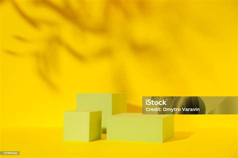 미용 화장품 제품 프레젠테이션은 맑은 노란색 배경에 모형 연단입니다 바디 케어 제품 전시 전면도 복사 공간을위한 세련된 최소한의 장면 강단에 대한 스톡 사진 및 기타 이미지