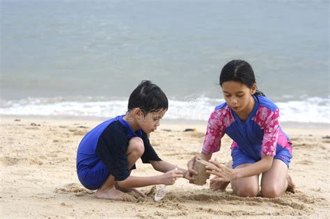 Fratello E Sorella Che Fanno Sandcastle Immagine Stock Immagine Di