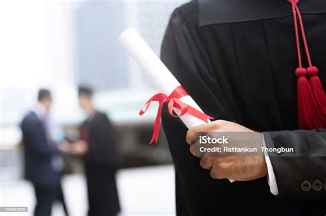 졸업 학생 은 대학의 졸업 성공 졸업생 동안 손에 모자를 들고개념 교육 축하 졸업식 대학에서 졸업생을 축하 대학교에 대한 스톡