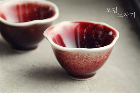 모던도자기 붉은빛을 뜻하는 진사는 색채를 내기 어려운 유약 중 하나입니다
