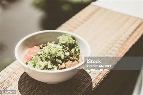 녹색 상추 잎 시금치 잎 샐러드 재료 신선한 야채 퓌레 레드 토마토 서빙 플레이트와 세라믹 화이트 라이트 그릇 건강한 비건 음식